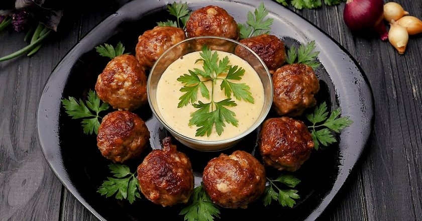 ხორცის ბურთები თხილითა და ყველის სოუსით - Gemrielia.ge