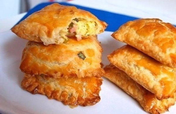 უმარტივესი ღვეზელები ფენოვანი ცომით, ლორით, ყველითა და მწვანე ხახვით ...