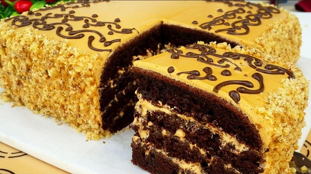 შოკოლადის ნამცხვარი მდუღარე წყლის ფირფიტებითა და მოხარშული შესქელებული ...