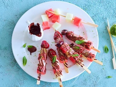 საზამთროსა და ნესვის „მწვადი“ შოკოლადში - ტკბილად გააცილეთ ზაფხული ...