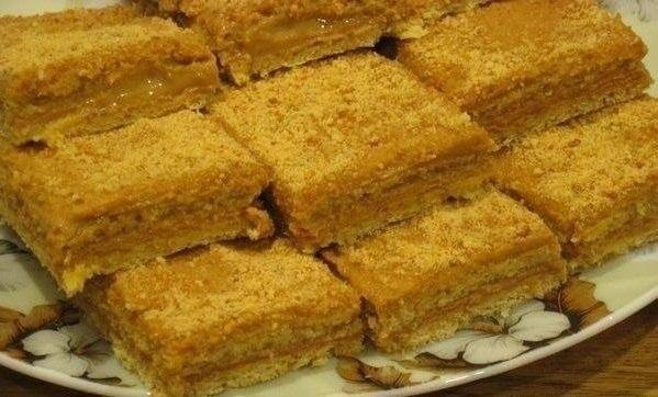 თაფლის ნამცხვარი ფორთოხლის წვენისა და შესქელებული რძის კრემით ...