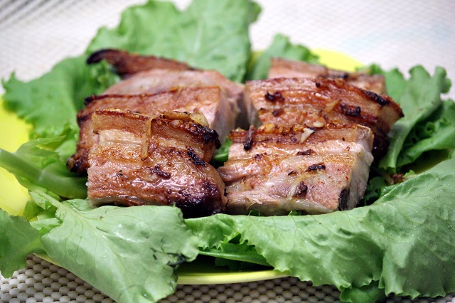 სადღესასწაული კერძი - შემწვარი ღორის ხორცი ნივრისა და ჯანჯაფილის ...