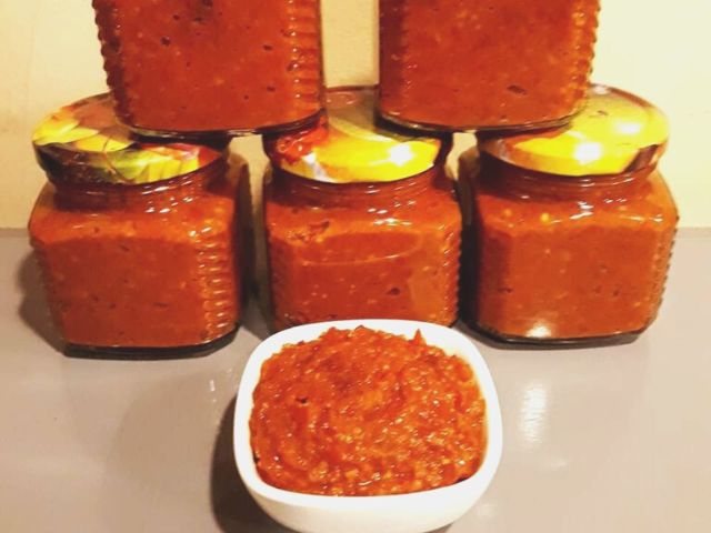 ის, რაც წელს აუცილებლად უნდა მოამზადოთ - წითელი ცხარე აჯიკა - Gemrielia.ge