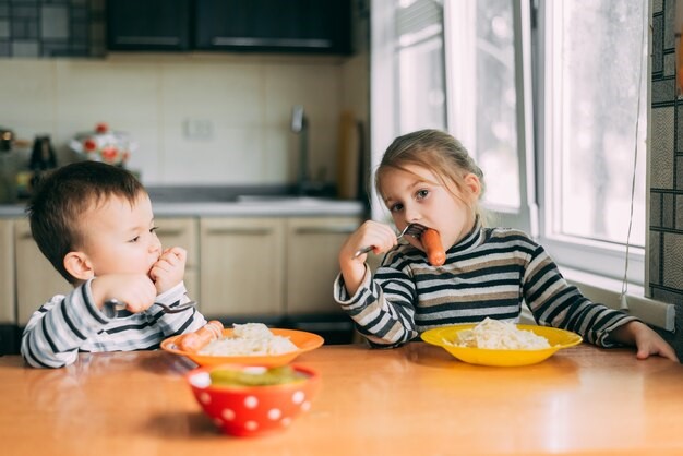 4 მარტივი და გემრიელი საბავშვო რეცეპტი, რომელიც ლანჩ ბოქსისთვისაც გამოგადგებათ - Gemrielia.ge