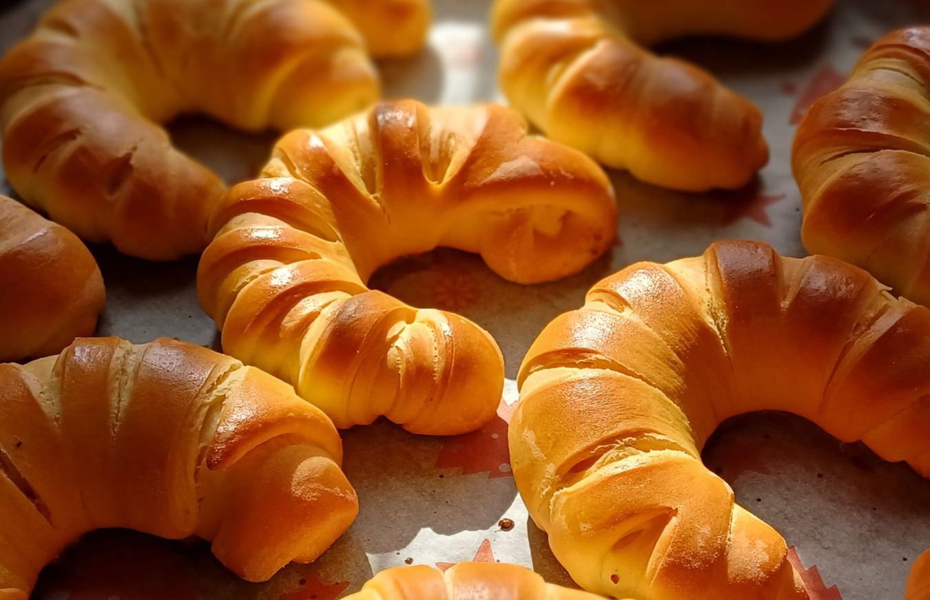 "ამ რეცეპტით სასწაულად გემრიელი და ფაფუკი გამოდის... ძალიან უხდება მომჟავო სქელი ჯემი ...