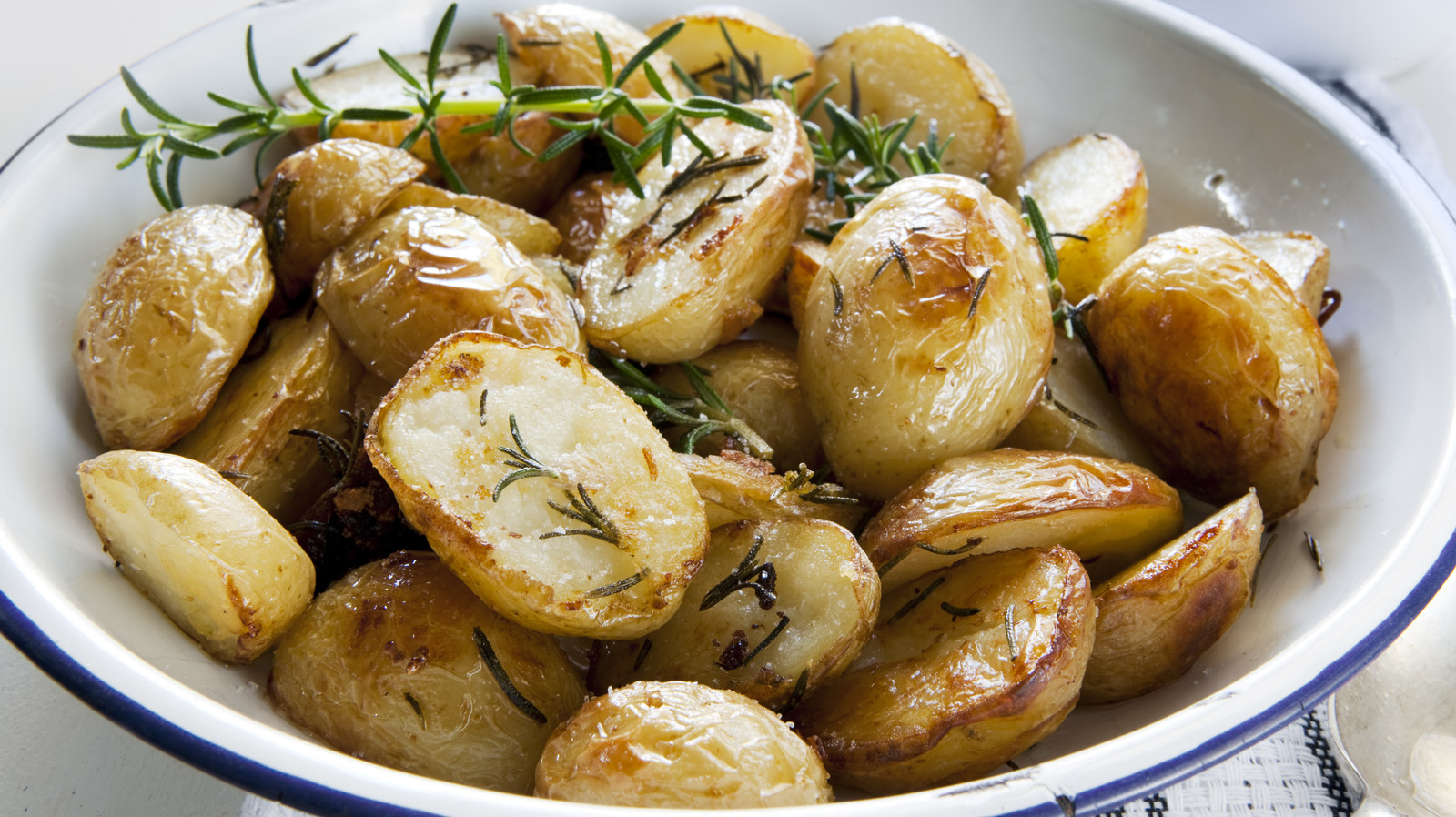 "სულ ასე ვამზადებ ახალ კარტოფილს და სასწაულად გემრიელი გამოდის!" - როზმარინთან ერთად შემწვარი ...