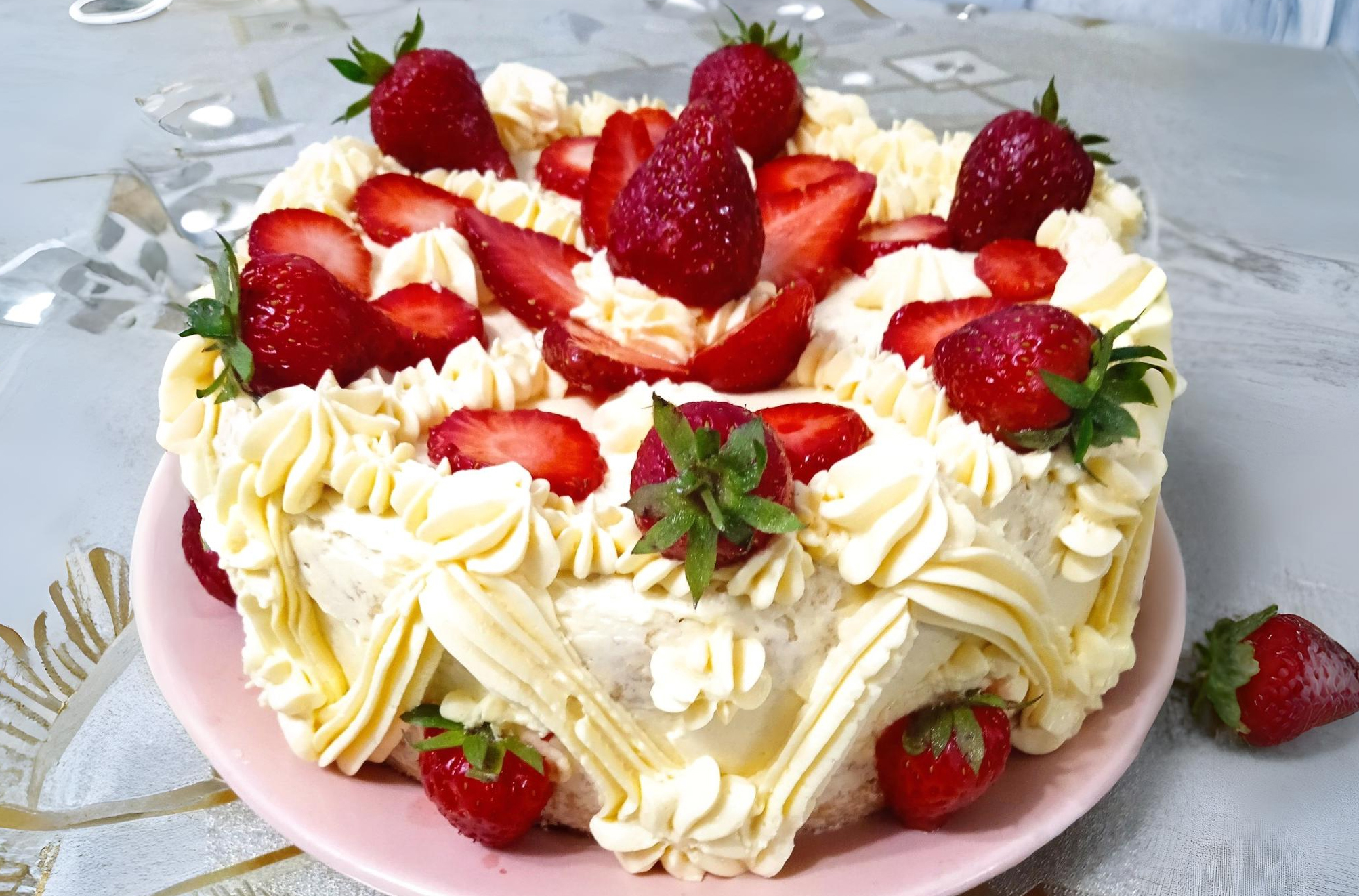 "სახლური და თანაც ძველებური მარწყვის ტორტი... კლასიკური ბისკვიტია, ექვს კვერცხიანი" - მკითხველის ...